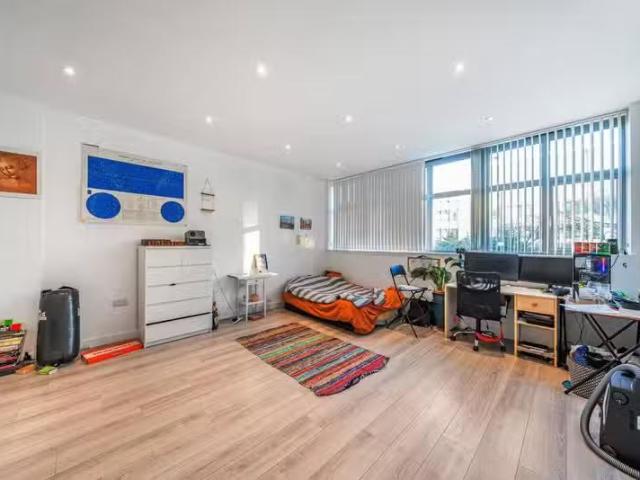 Studio flat for rent in Imperial Drive, Rayners Lane, Rayners.