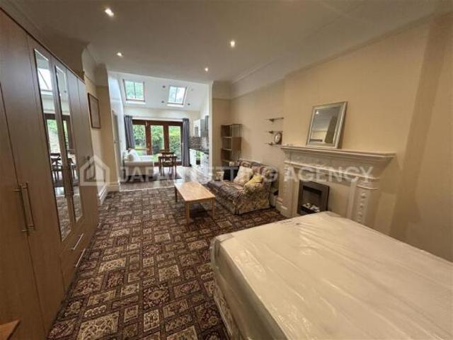 Studio flat for rent in Inglis Road, Ealing, W5