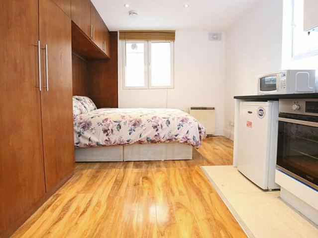 Studio flat for rent in Inverness Terrace, London, W2