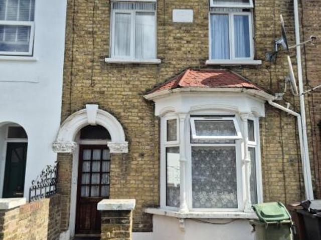 Studio flat for rent in Ivy Road, London, E17