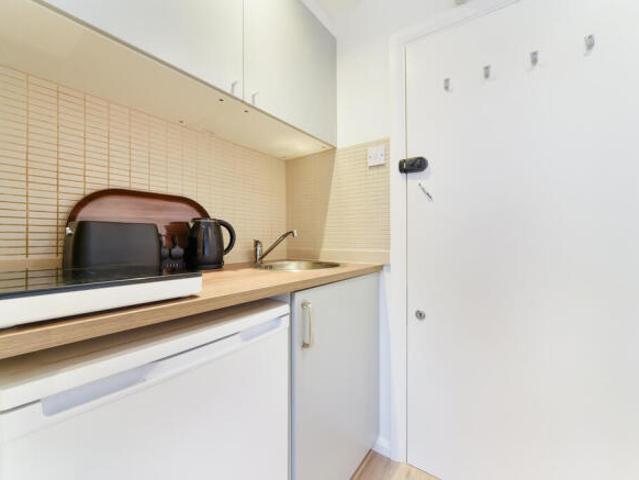 Studio flat for rent in Kempsford Gardens, SW5