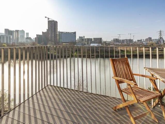 Studio flat for rent in Kent Building, London City Island, E14
