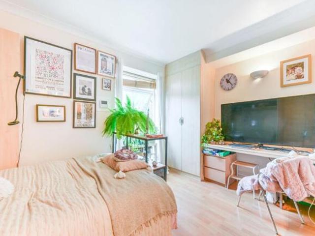 Studio flat for rent in Kensington Gardens Square, Bayswater, London, W2