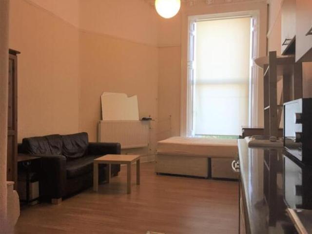 Studio flat for rent in Kelvin Drive, West End, Glasgow, G20