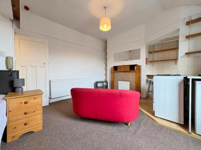 Studio flat for rent in Kelso Road, Hyde Park, Leeds, LS2