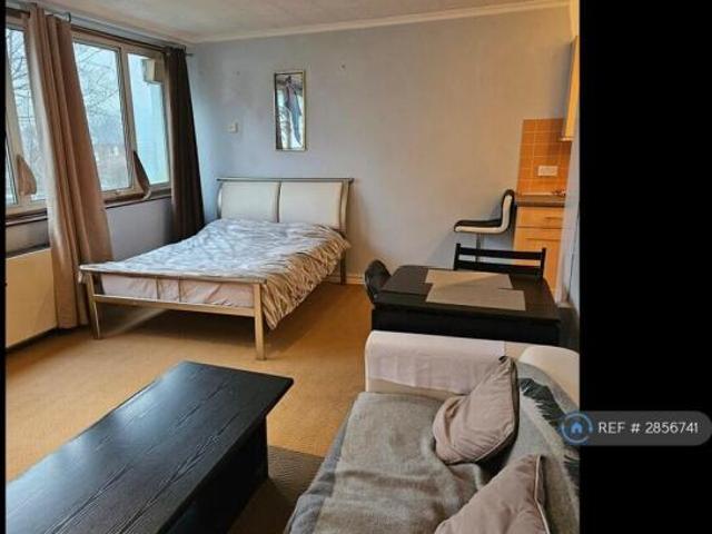 Studio flat for rent in Kersfield House, London, SW15
