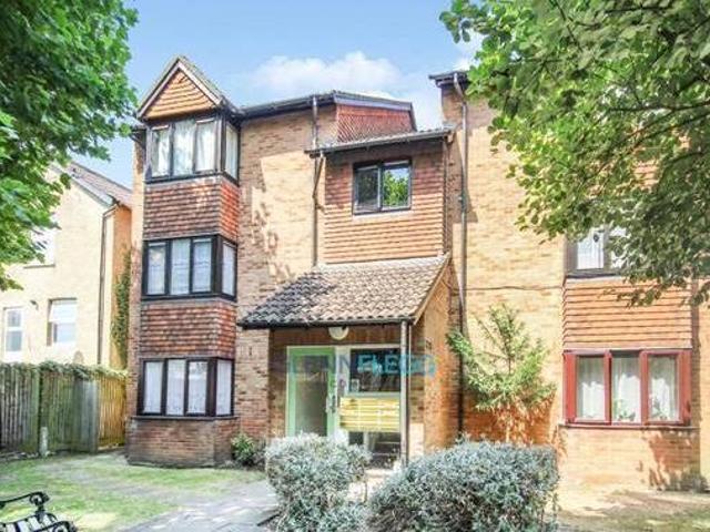 Studio flat for rent in Keswick Court Central Slough SL2
