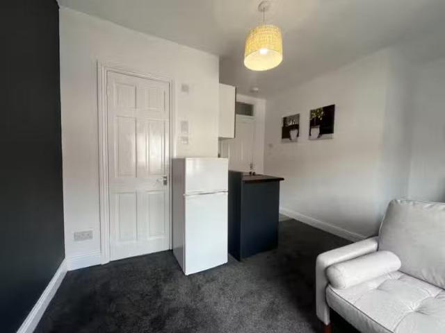 Studio flat for rent in King Georges Avenue, Foleshill, Covent.