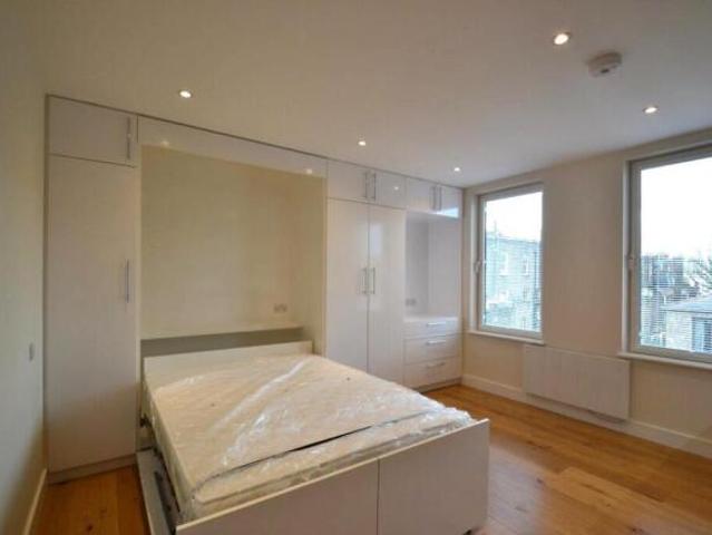 Studio flat for rent in King Street, Hammersmith, W6