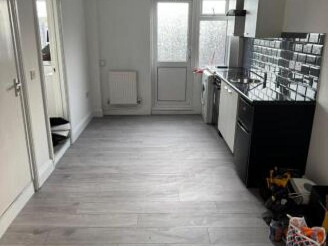 Studio flat for rent in Kingfisher Road, ME20