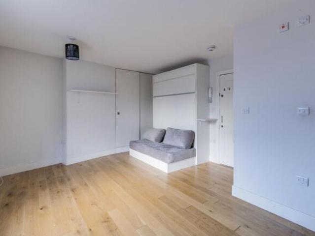 Studio flat for rent in Kingsland Road, London, E8