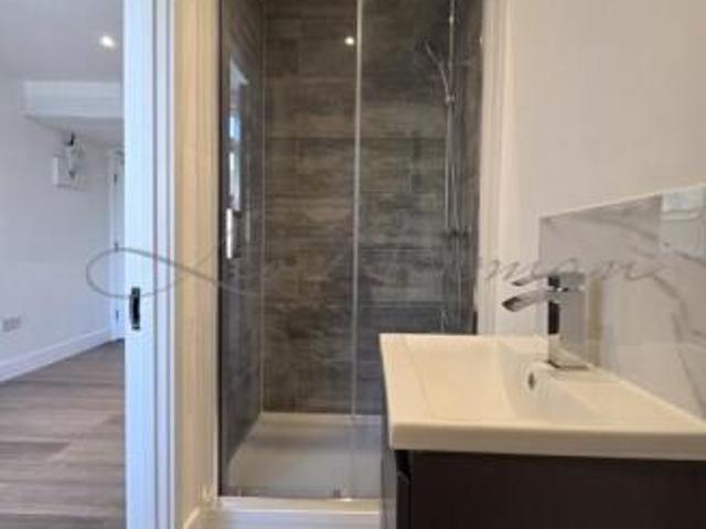 Studio flat for rent in Kilburn High Road, Kilburn, NW6