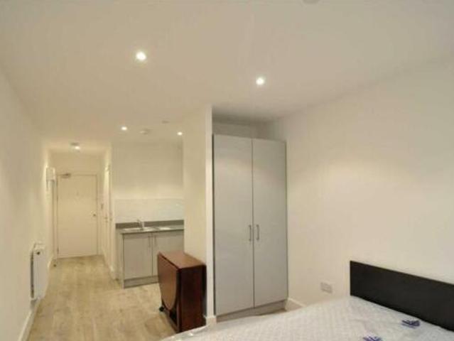 Studio Flat For Rent In Kilburn High Road, London