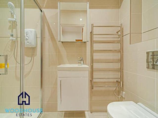 Studio flat for rent in Kilburn High Road, London, NW6