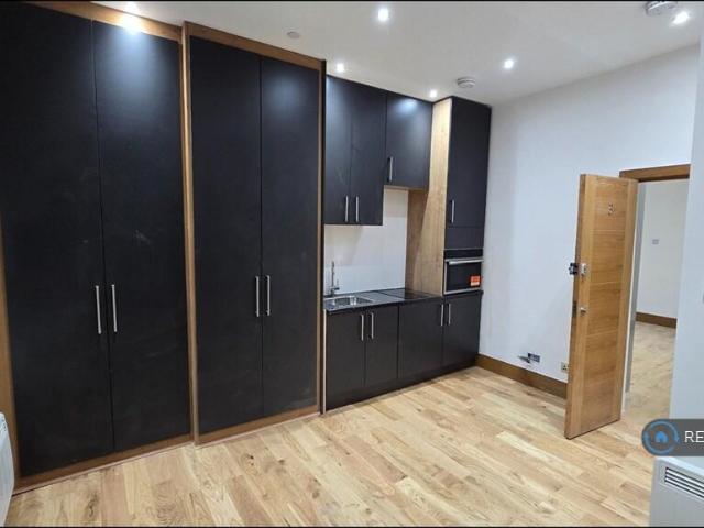 Studio flat for rent in Kilburn High Road, London, NW6
