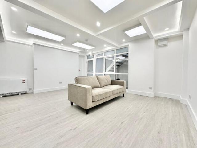 Studio flat for rent in Kilburn High Road, NW6