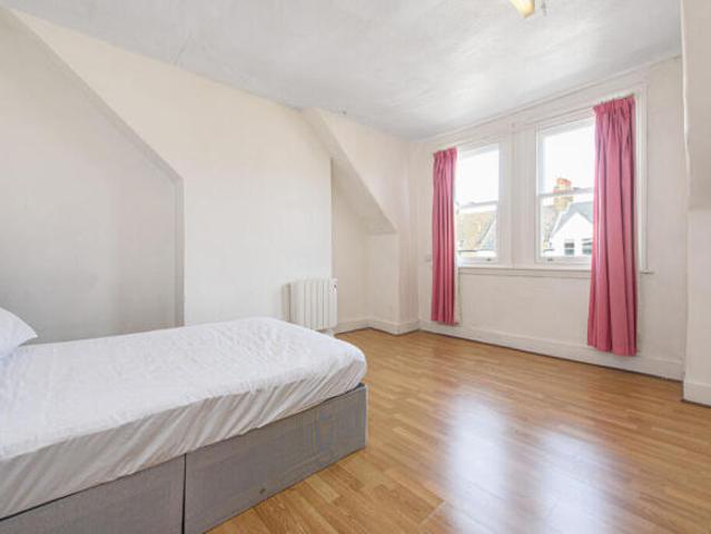 Studio flat for rent in Kilburn, London, NW6