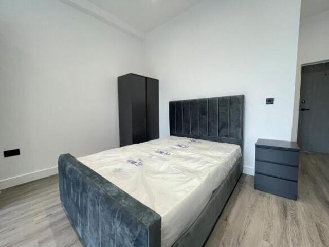 Studio flat for rent in Kirkstall Road, Burley, Leeds, LS4