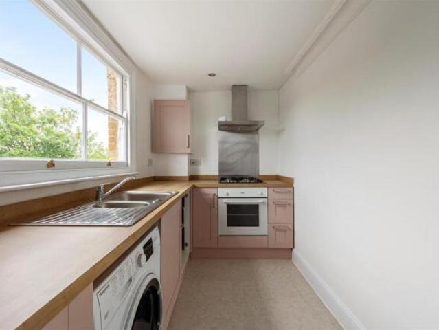 Studio flat for rent in Knights Hill, London, SE27