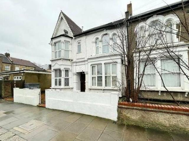 Studio flat for rent in Langham Road Harrin N15