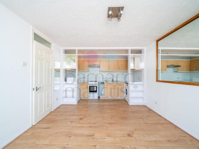 Studio flat for rent in Laburnum Close, Poplar Grove, New Southgate, N11