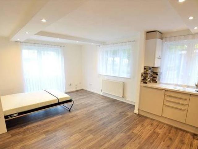 Studio flat for rent in Ladybank Bracknell Berkshire RG12