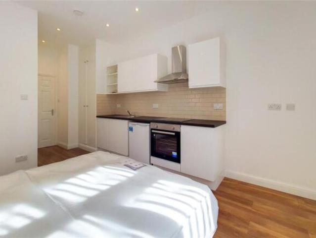 Studio flat for rent in Larch Road, Cricklewood, NW2