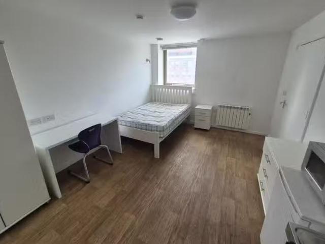 Studio flat for rent in Large Studio With Bills Included, BH1