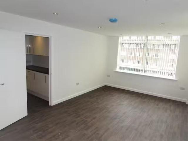 Studio flat for rent in Large Studio With Parking, BH1