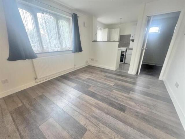 Studio flat for rent in Larmans Road, Enfield, EN3