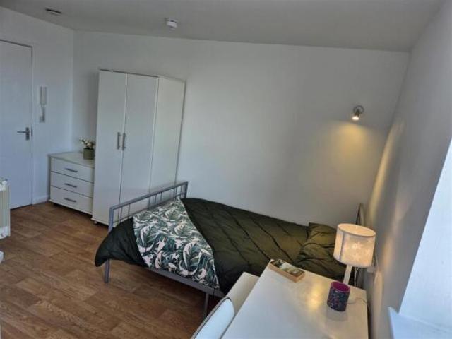 Studio flat for rent in Last Chance To Reserve For 2026!,BH1