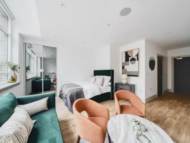 Studio flat for rent in Lawrence Road, London, N15