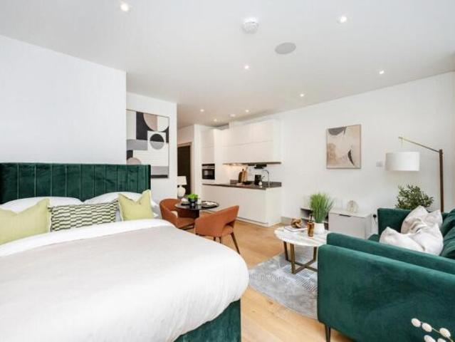 Studio flat for rent in Lawrence Road, London, N15
