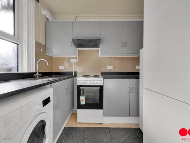 Studio flat for rent in Lea Bridge Road, Leyton, E10