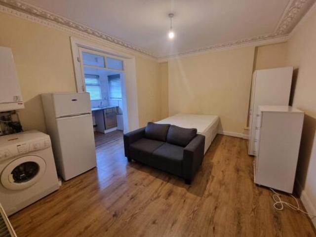 Studio flat for rent in Lewin Road, London, SW16