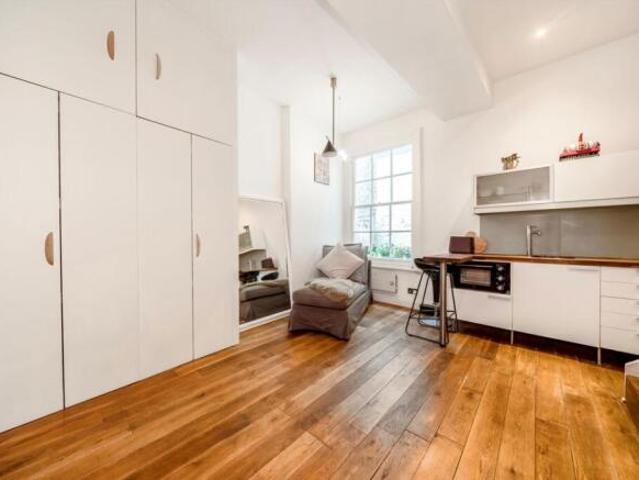 Studio flat for rent in Linden Gardens, London, W2