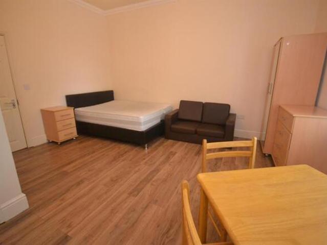 Studio flat for rent in London Road, Reading, RG1