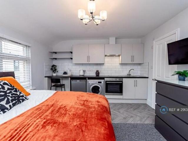 Studio flat for rent in London Road, Reading, RG1