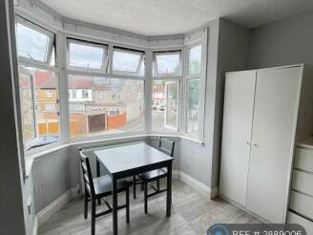 Studio flat for rent in Lonsdale Avenue, London, HA9
