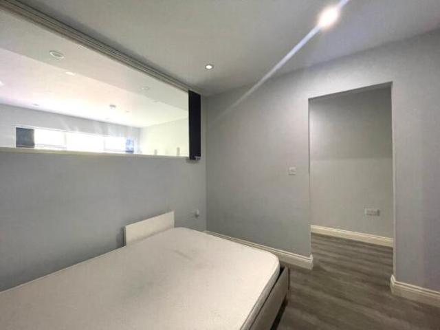 Studio flat for rent in Low Lane, Horsforth, Leeds, West Yorkshire, LS18