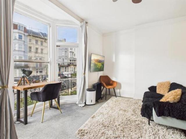 Studio flat for rent in Lower Rock Gardens, Brighton, BN2
