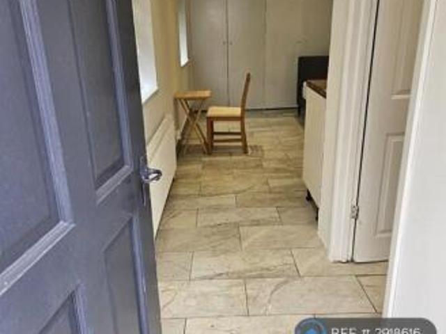 Studio flat for rent in Lynton Avenue, London, NW9