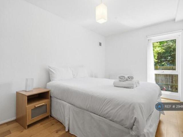 Studio flat for rent in Madeley Road, London, W5
