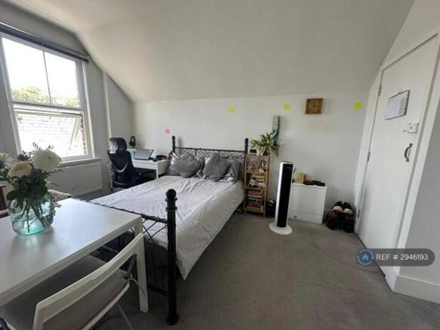 Studio flat for rent in Madeley Road, London, W5