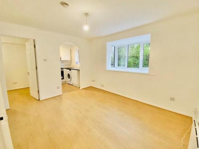 Studio flat for rent in Magpie Close, Enfield, EN1