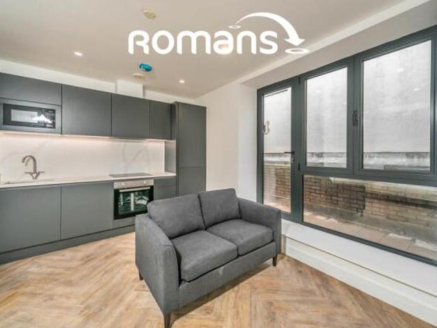 Studio flat for rent in Market Place, Reading, Berkshire, RG1