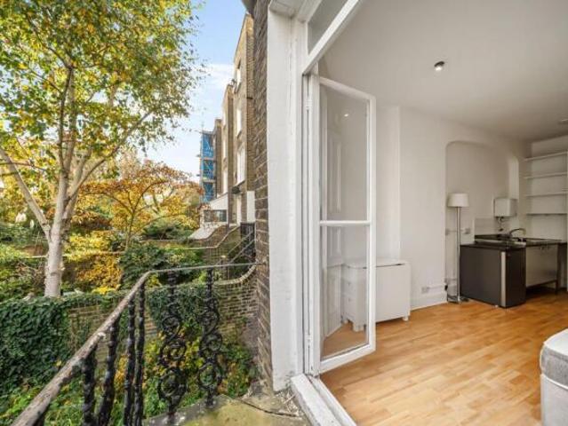 Studio flat for rent in Marloes Road, Kensington, London, W8