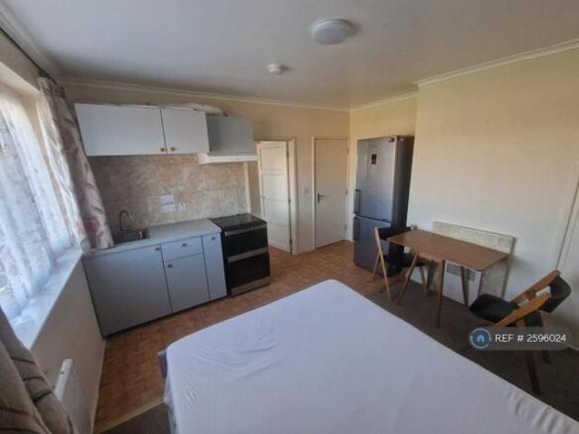 Studio flat for rent in Marlowe Square, Mitcham, CR4