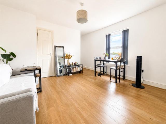 Studio flat for rent in Mayfair Apartments, Victoria Road South, PO5