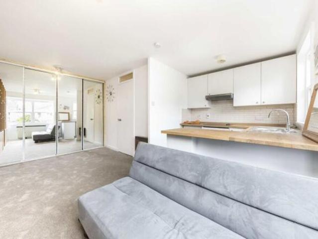 Studio flat for rent in Mayfield Road, Shepherds Bush, W12